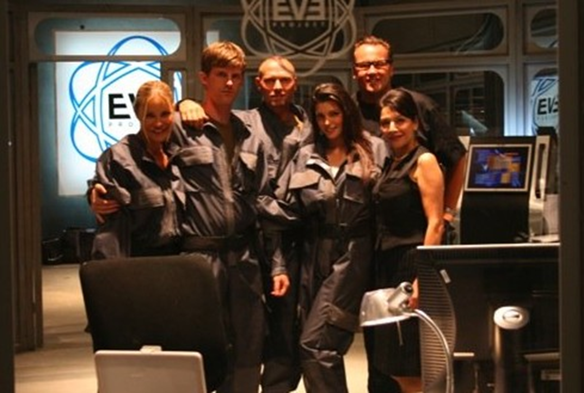 Photo de Theo Cross - L'Equation de l'apocalypse : Photo Marina Sirtis ...