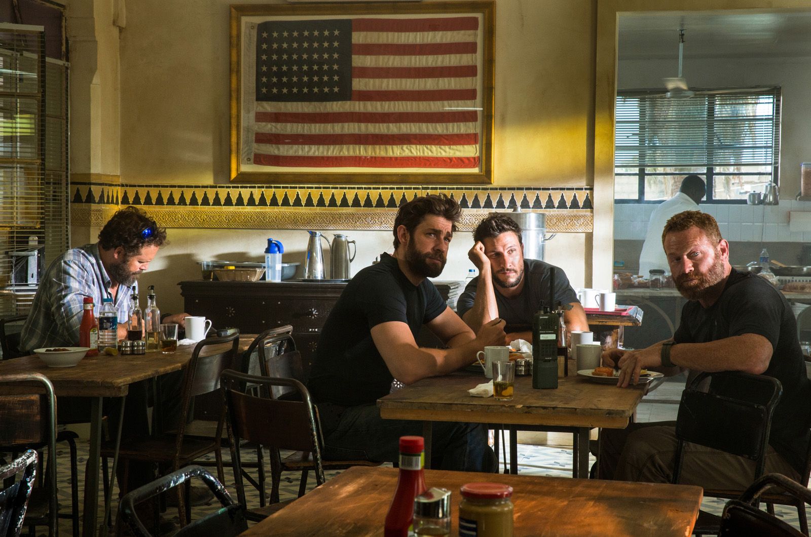 Photo de John Krasinski - 13 Hours : Photo David Denman, Max Martini ...