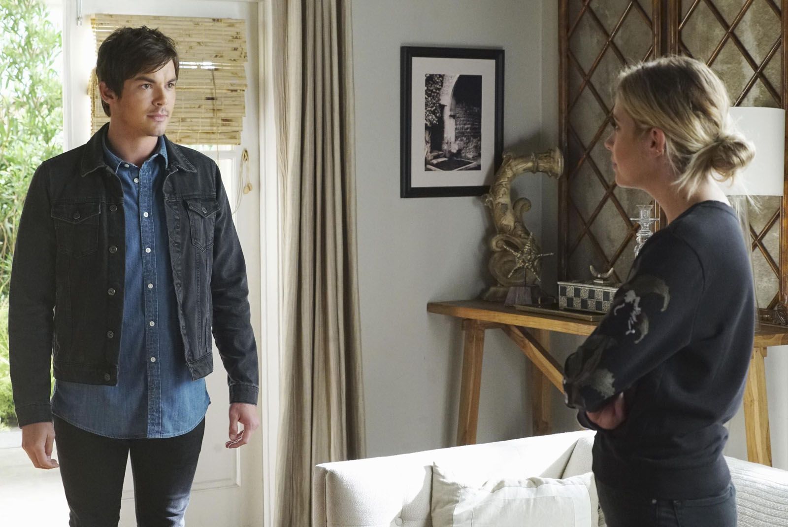 Photo de Tyler Blackburn - Pretty Little Liars : Photo Ashley Benson ...
