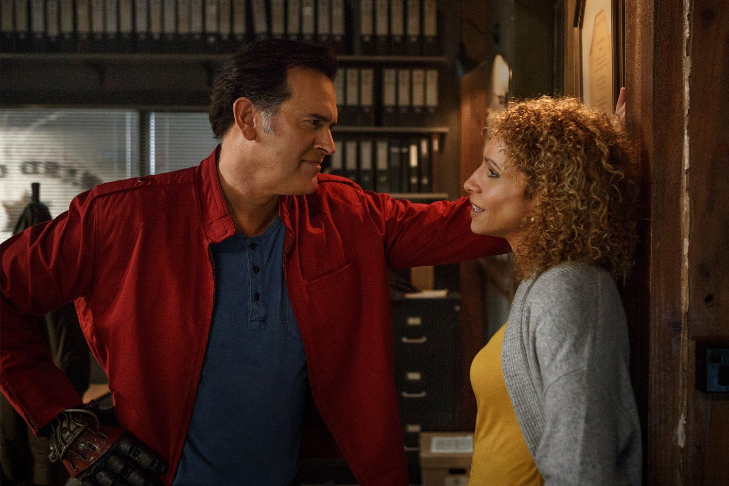 Photo de Michelle Hurd - Ash vs Evil Dead : Photo Bruce Campbell ...