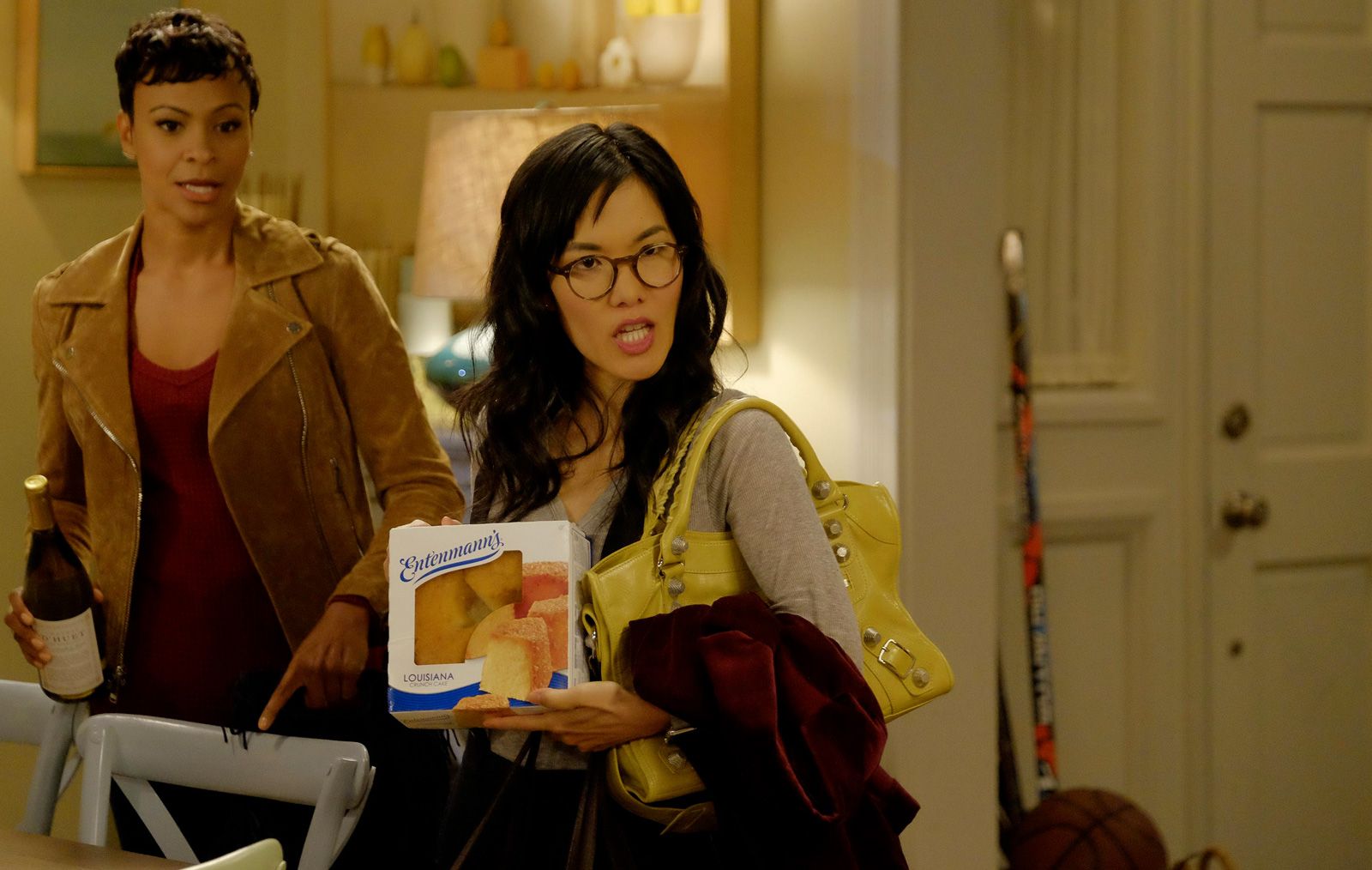 Photo de Ali Wong - American Housewife (2016) : Photo Carly Hughes, Ali ...