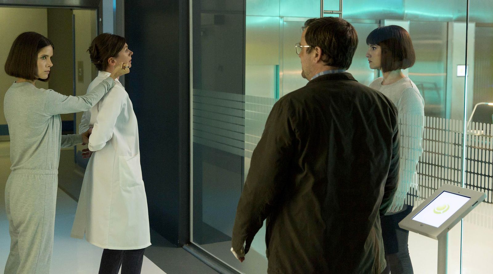 Photo de Ruth Bradley - Humans : Photo Sonya Cassidy, Claudia Harrison ...