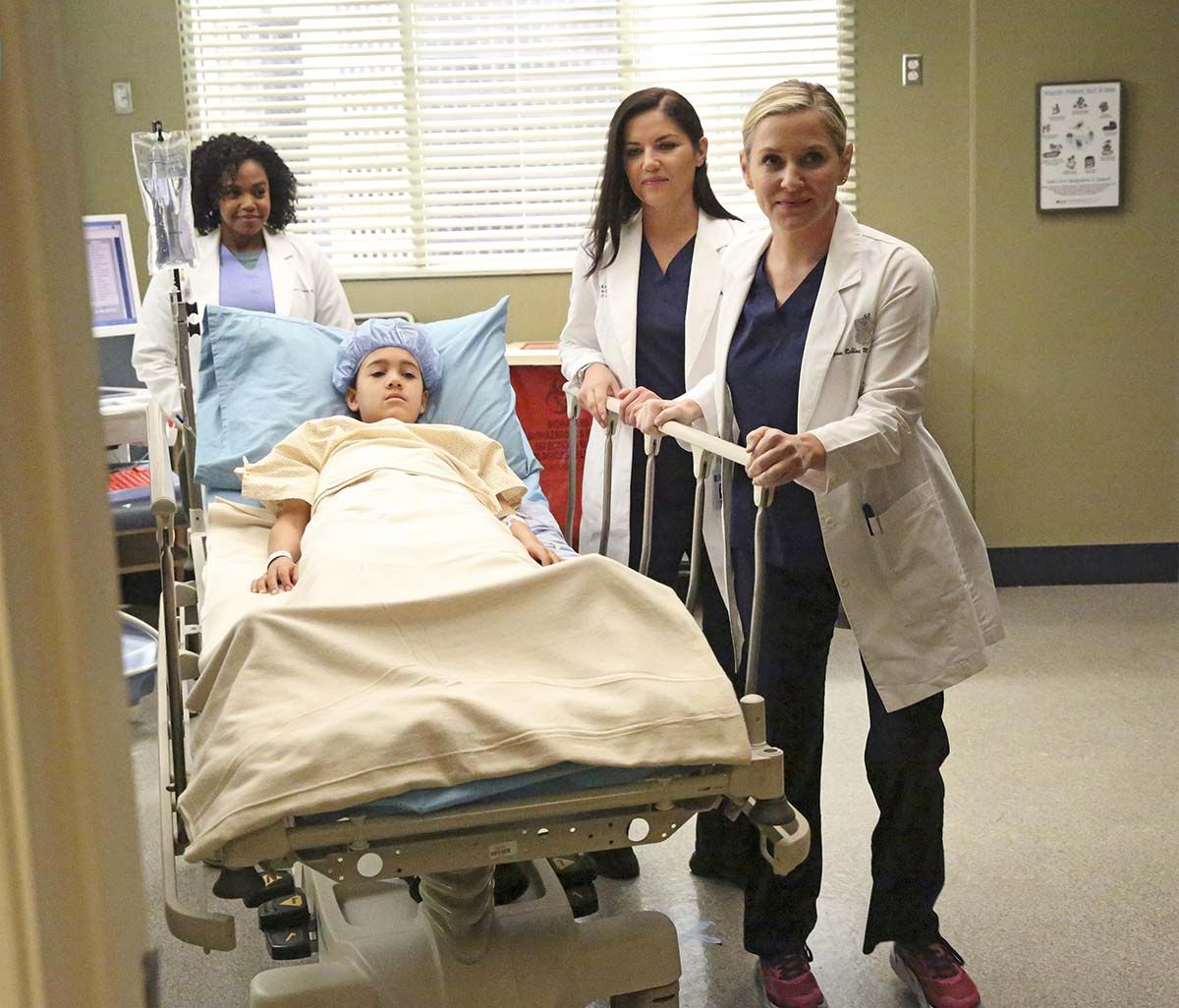 Grey's Anatomy : Grey's Anatomy : Photo Jessica Capshaw, Jerrika Hinton ...