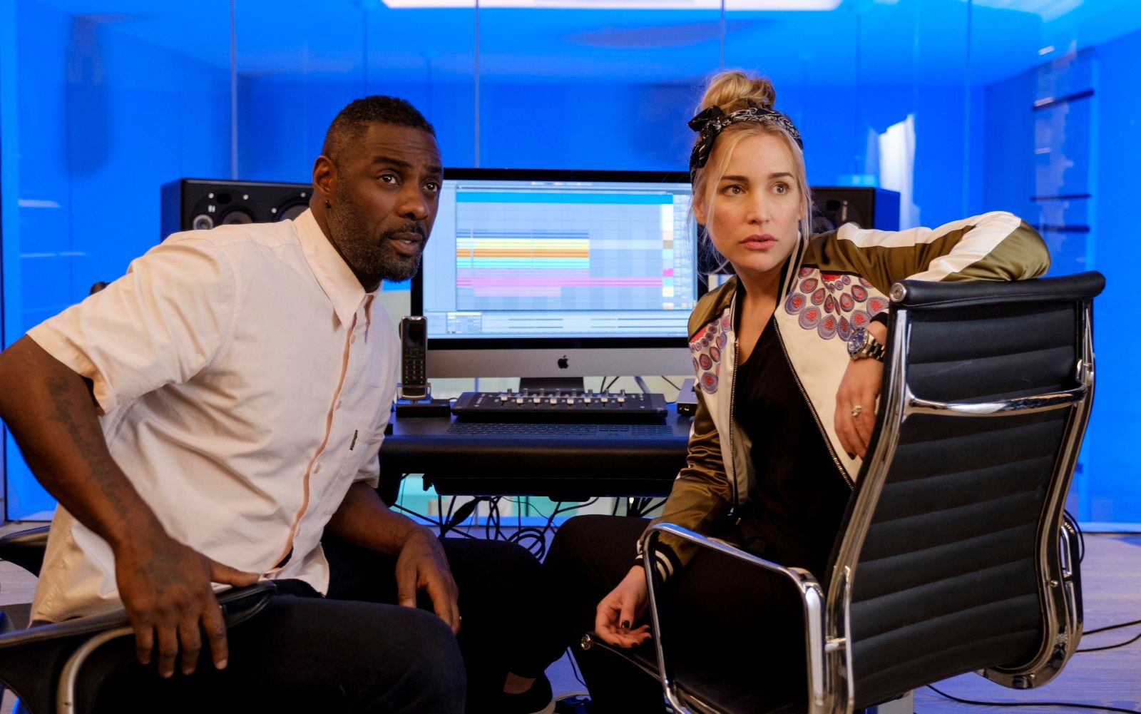 Charlie, monte le son : Photo Piper Perabo, Idris Elba - 11 sur 15 ...