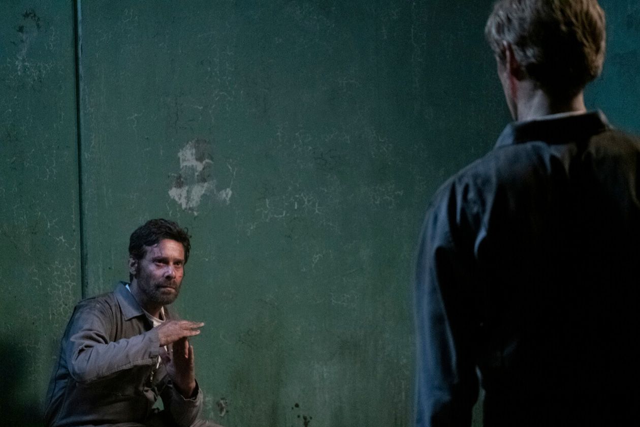 Photo de James Callis - MacGyver (2016) : Photo James Callis - Photo 5 ...