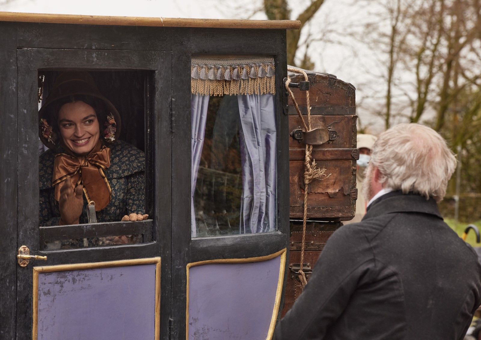 Photo de Adrian Dunbar - Emily : Photo Emma Mackey, Adrian Dunbar ...
