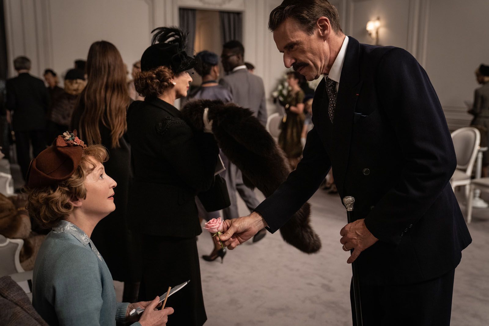 Photo de Lesley Manville - Une robe pour Mrs. Harris : Photo Lesley ...