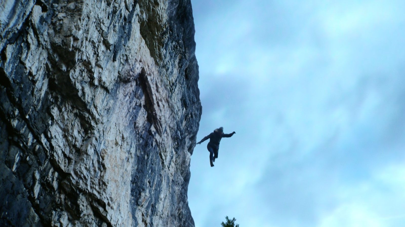 Photo du film Survive - Photo 4 sur 16 - AlloCiné