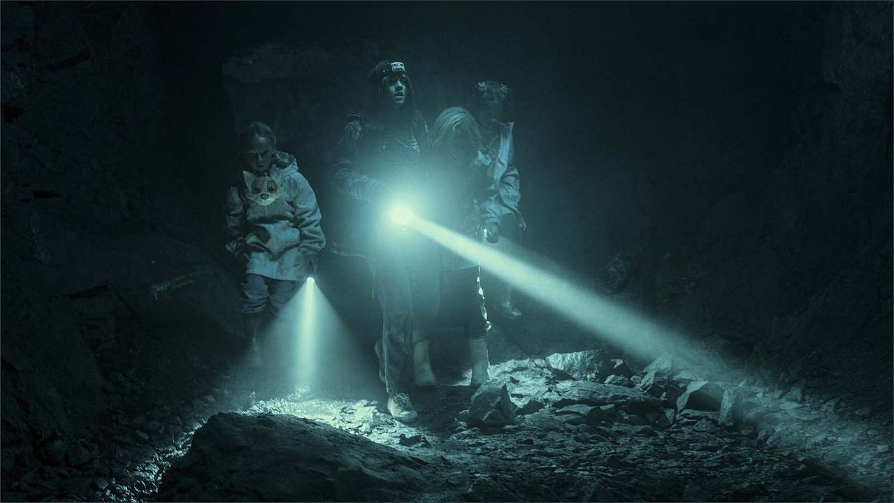 Black Daisies : Black Daisies : Photo Alicja Wieniawa-Narkiewicz - 6 sur 9 - AlloCiné