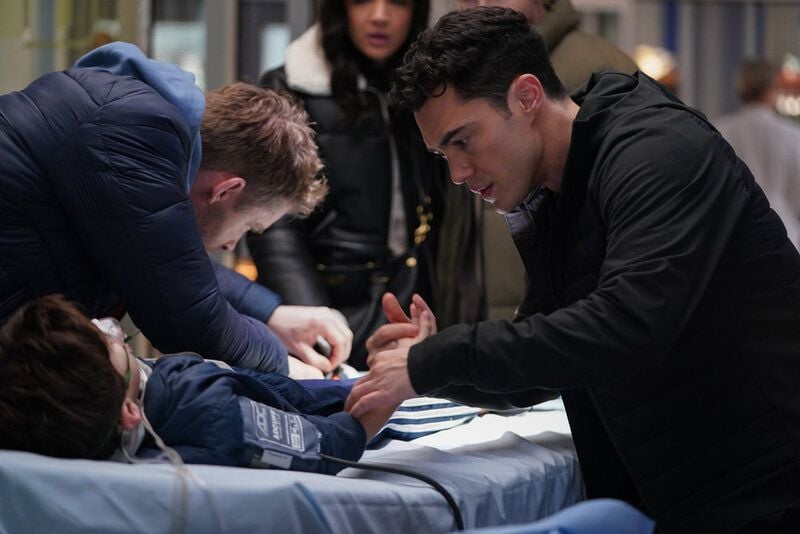 Photo de Darren Barnet - Chicago Med : Photo Luke Mitchell, Darren ...