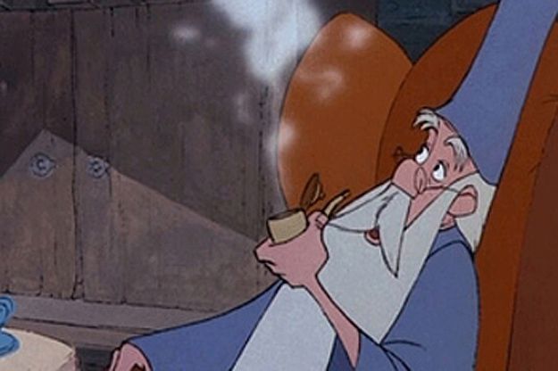 Quand il réfléchit, Merlin fume la pipe. - 25 personnages Disney qui ...