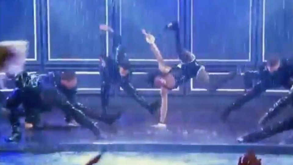 Tom Holland reprend "Umbrella" de Rihanna en playback ! - AlloCiné